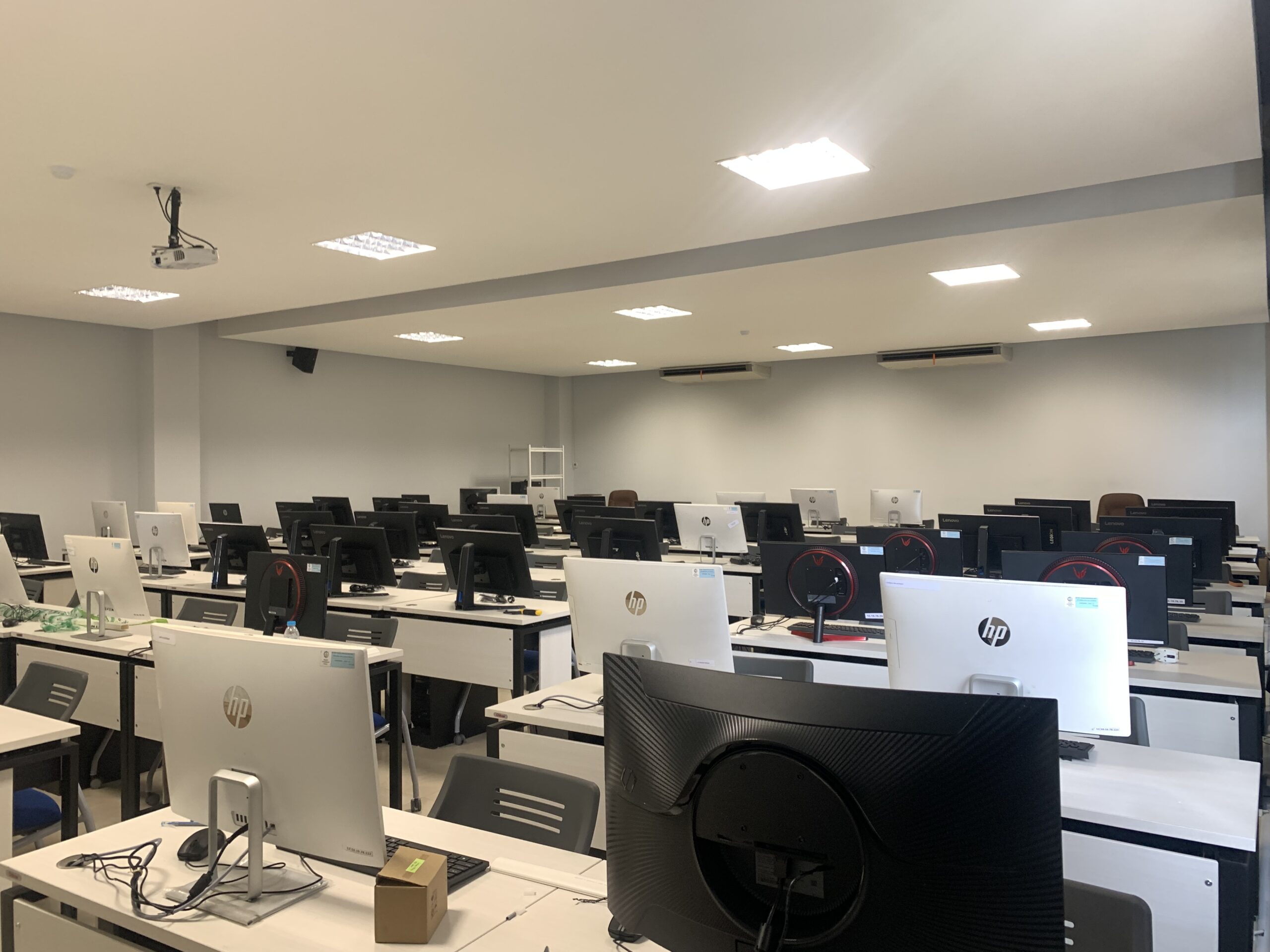 Lab Komputer - Desain Komunikasi Visual