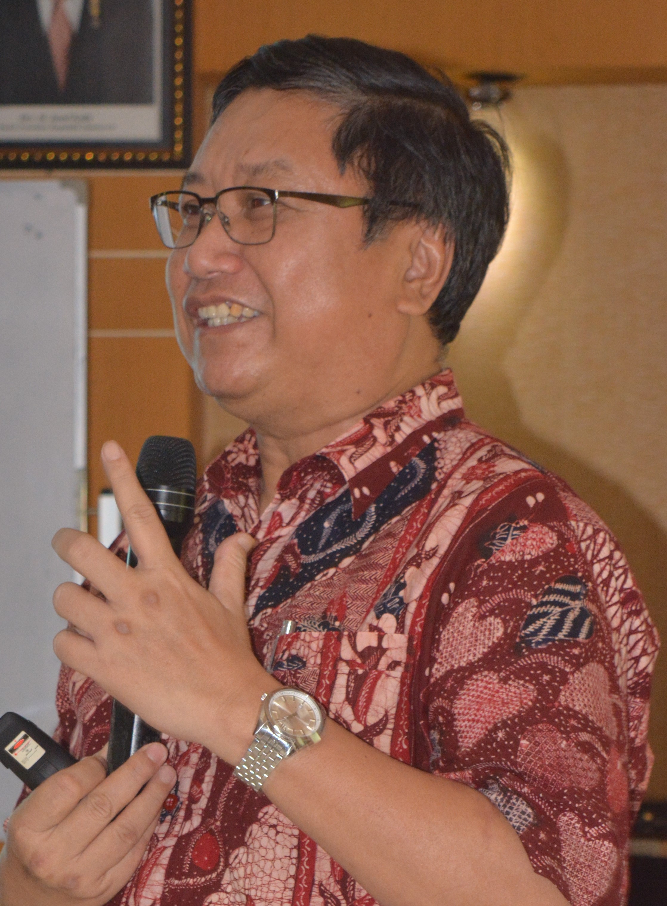 4. Darminto - Departemen Fisika FSAD ITS