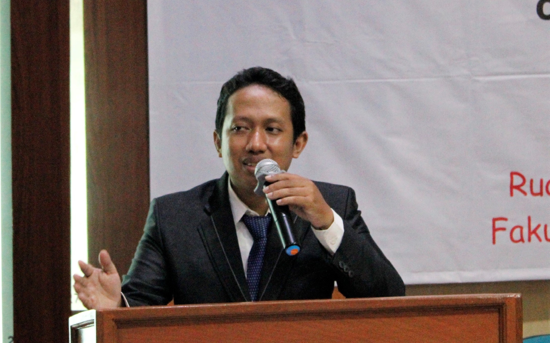 PEMANFAATAN METODE FINITE DIFFERENCE TIME DOMAIN (FDTD) DALAM ...