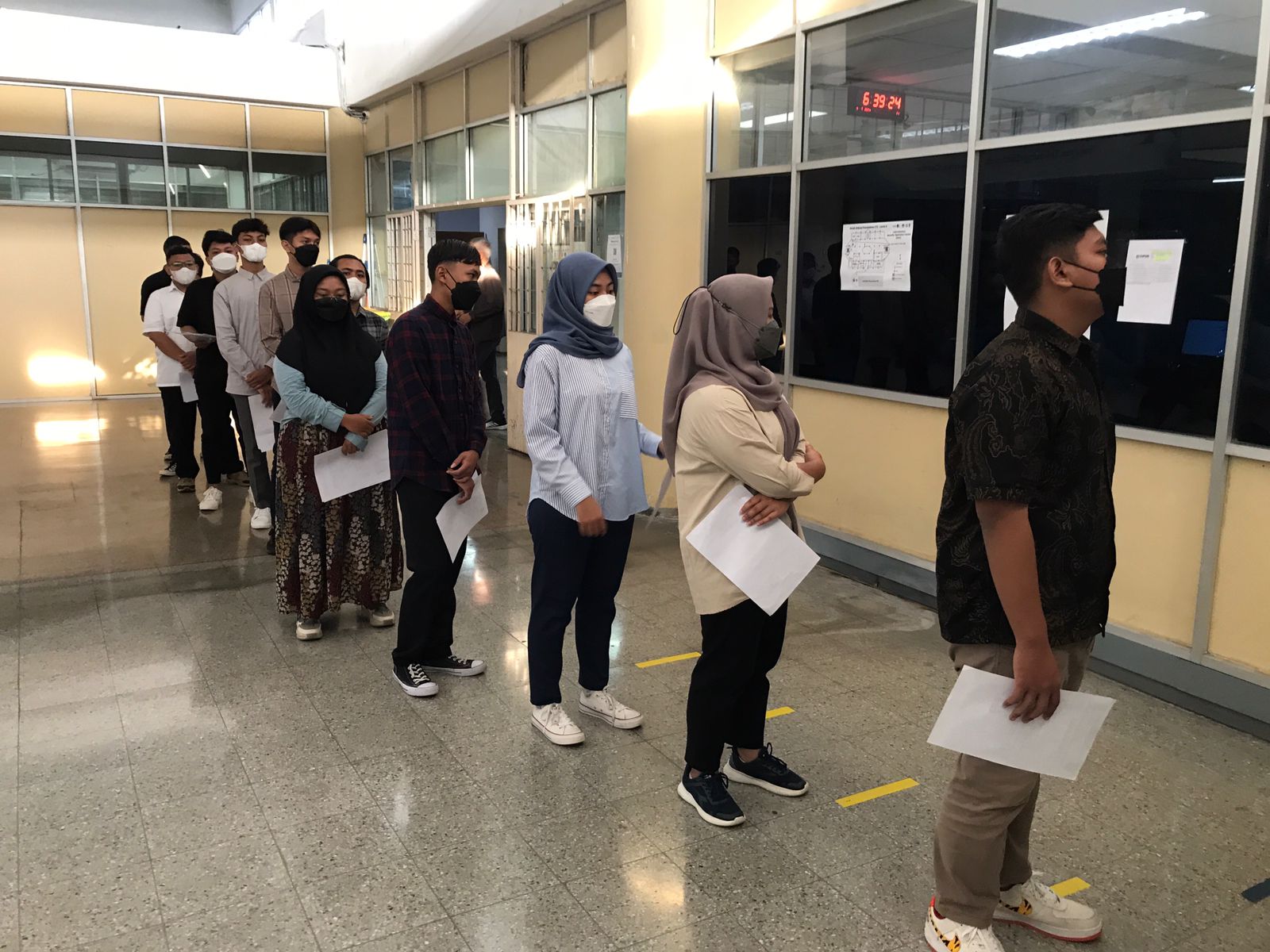 Camaba mengikuti UTBK di Dua Laboratorium Departemen Teknologi ...