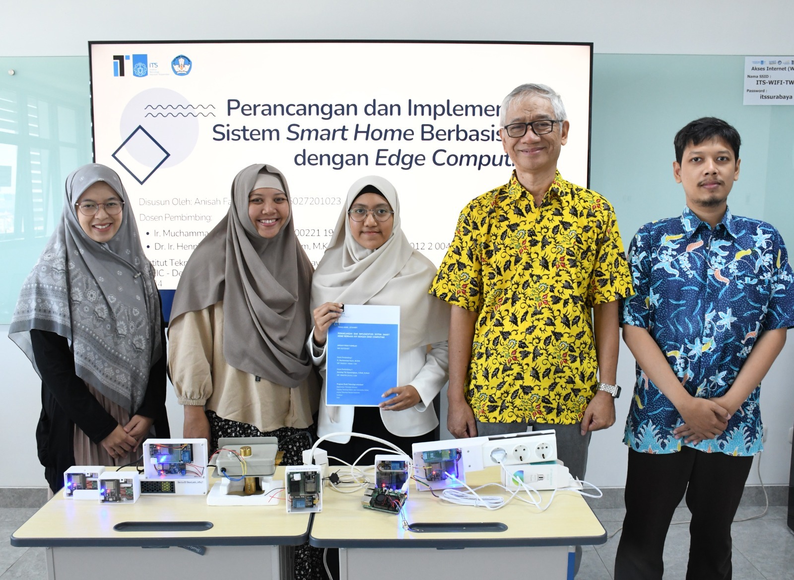 Mahasiswa Departemen Teknologi Informasi membuat Karya Inovasi Tugas Akhir Smart Home berbasis ...