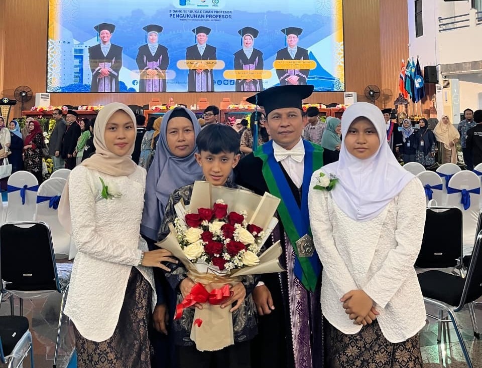 Prof-Suprapto-SSi-MSi-PhD-dua-dari-kanan-bersama-keluarga-usai-prosesi ...