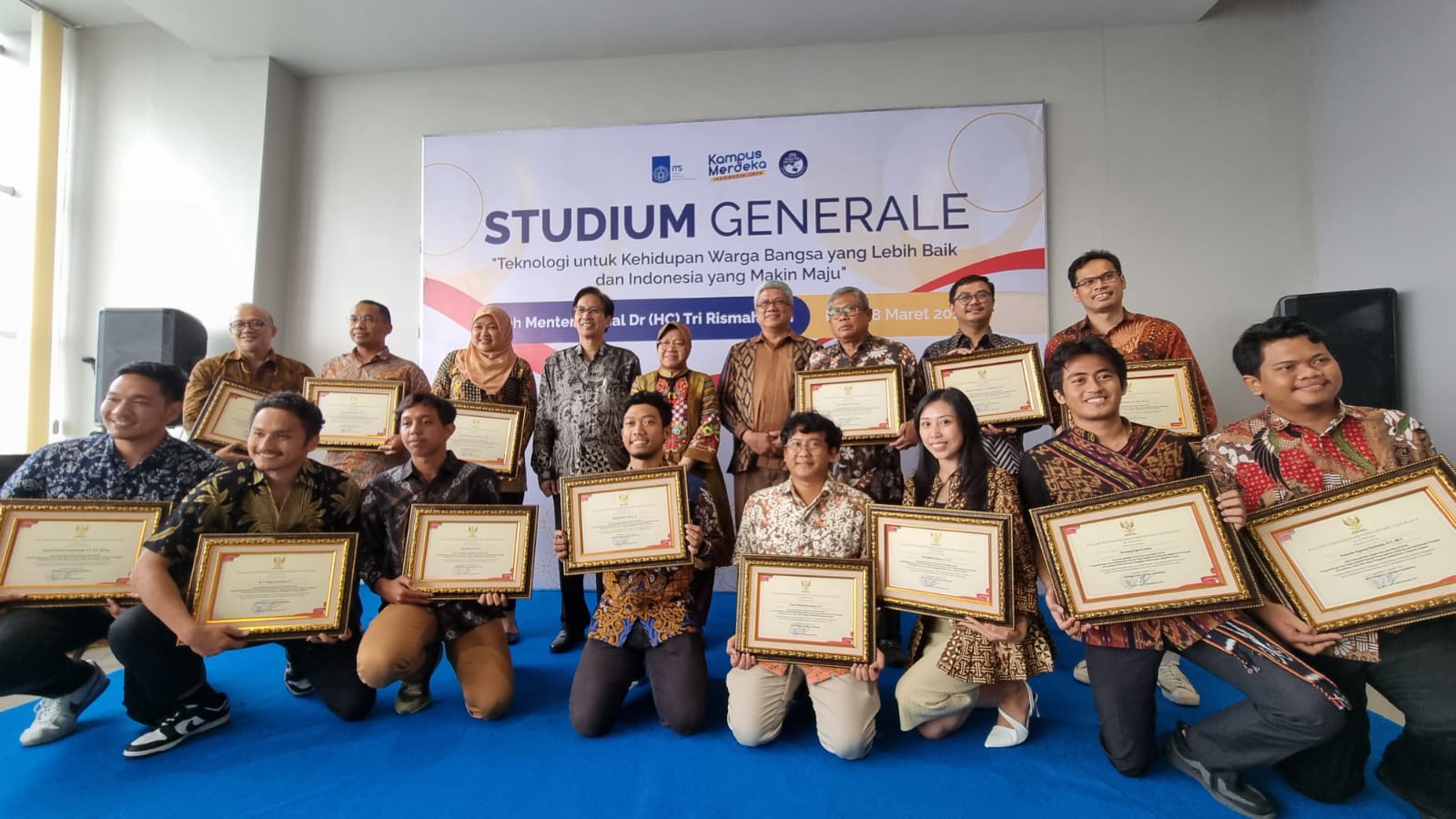 Menteri Sosial RI Berikan Penghargaan pada Tim Pengembangan Rumah Tahan ...