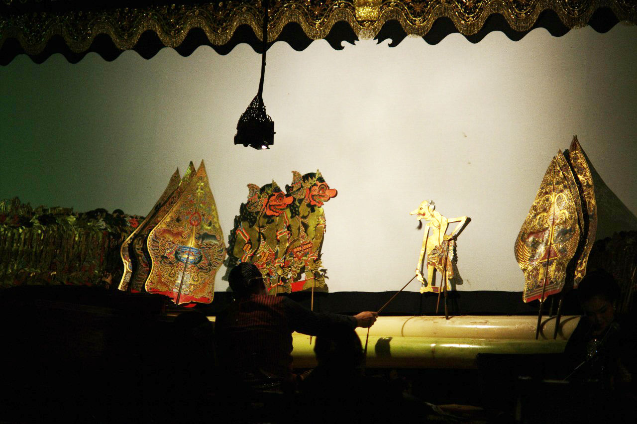 Unik, ITS Helat Pagelaran Wayang dengan Lakon Dewan Profesor - ITS News