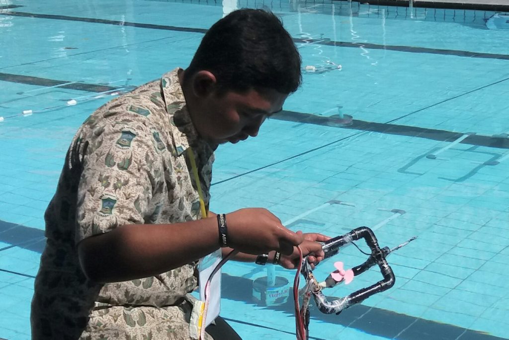 URC Asah Kreativitas Cipta Robot Bawah Air - ITS News