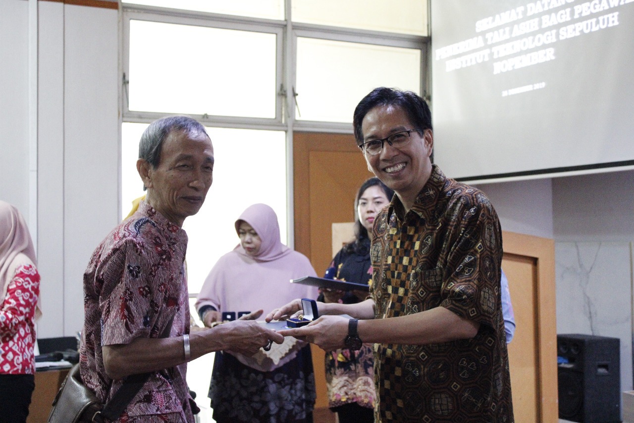 ITS Beri Tali Asih bagi 63 Dosen dan Tendik Purnatugas - ITS News