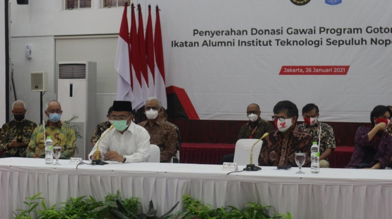 Ikatan Alumni ITS Donasikan 530 Gawai untuk Pembelajaran Online - ITS News