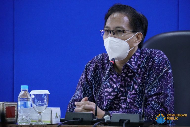 Rektor ITS Prof Dr Ir Mochamad Ashari MEng saat memberikan sambutan ...