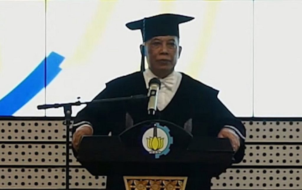 Prof Dr Ir Ali Musyafa’ Msc saat membawakan orasi ilmiah untuk ...