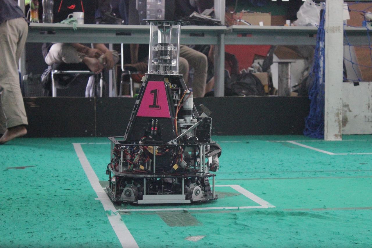 Robot milik tim IRIS ITS yang dilombakan dalam Robocup Asia Pasific ...