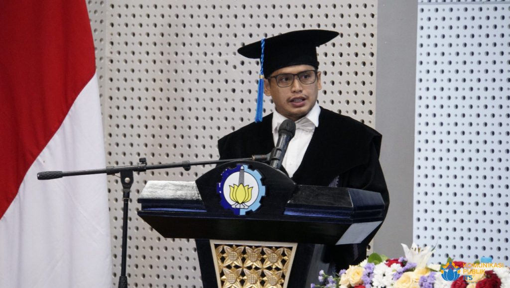 Prof Adi Setyo Purnomo SSi MSc saat membawakan orasi ilmiahnya yang ...