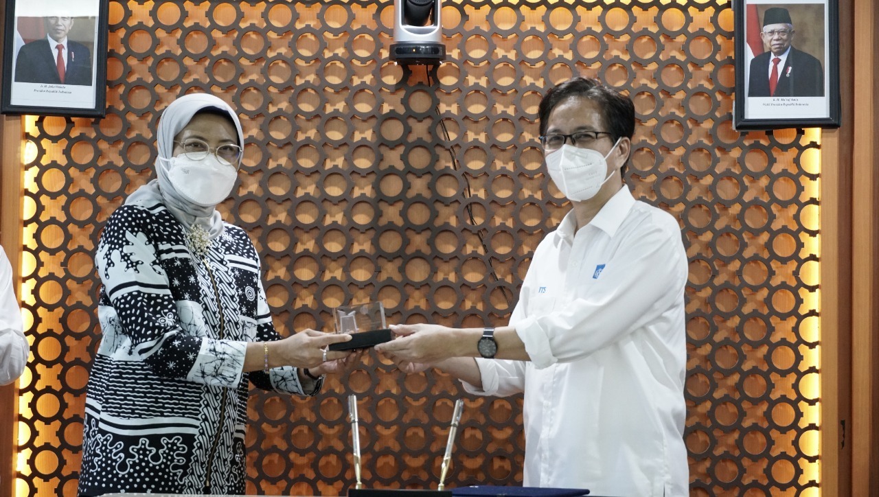 Penyerahan cinderamata dari Rektor ITS Prof Dr Ir Mochamad Ashari MEng IPU AEng (kanan) kepada ...