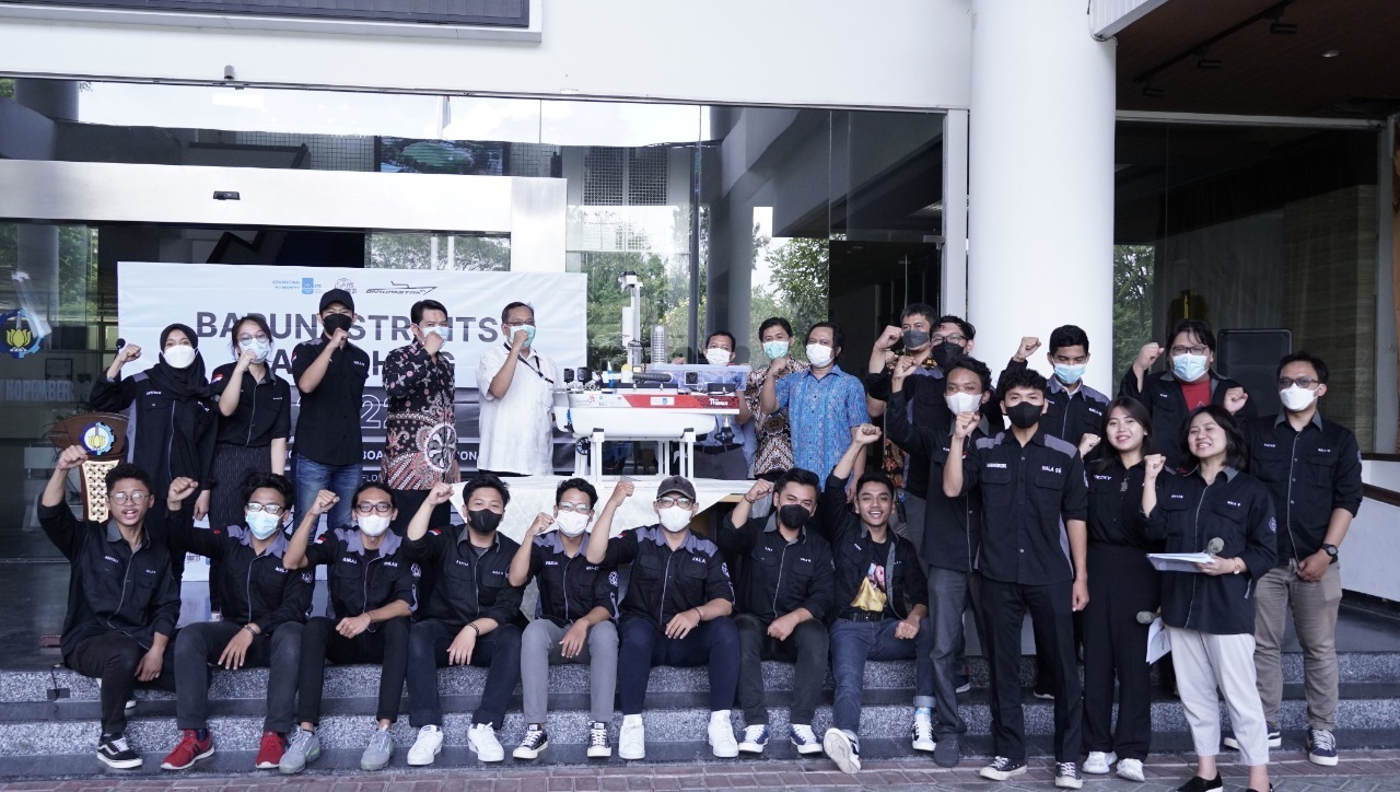 Tim Barunastra ITS bersama prototipe Kapal Nala Theseus yang bersiap untuk berlaga di ...