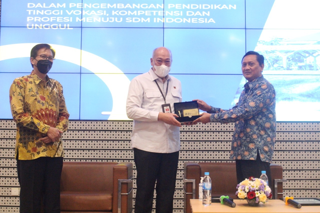 Penyerahan cinderamata oleh Ketua BNSP Kunjung Masehat SH MM (tengah) kepada Dekan Fakultas ...