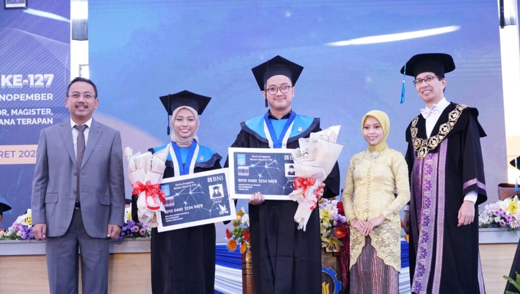 Prosesi penyerahan wisudawan ITS secara simbolis kepada perwakilan ...