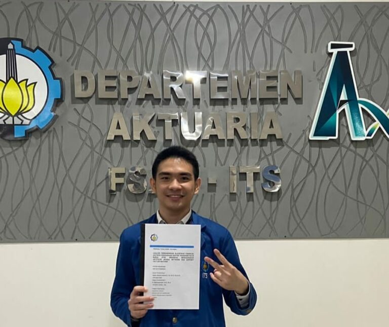 Steven Wijaksana usai menjalani sidang Tugas Akhir dengan metode ...