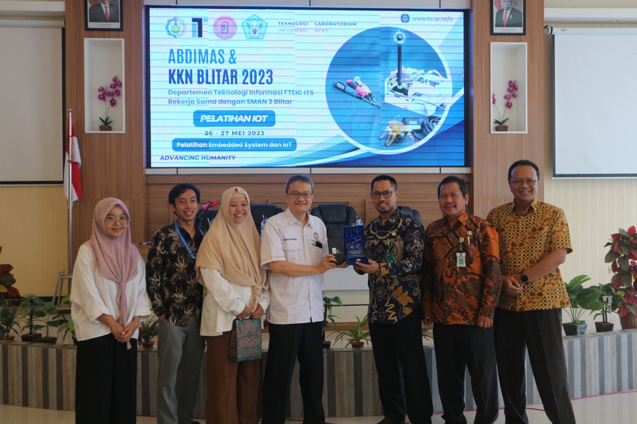 Abmas dan KKN ITS Gelar Pelatihan IoT untuk Guru SMA - ITS News