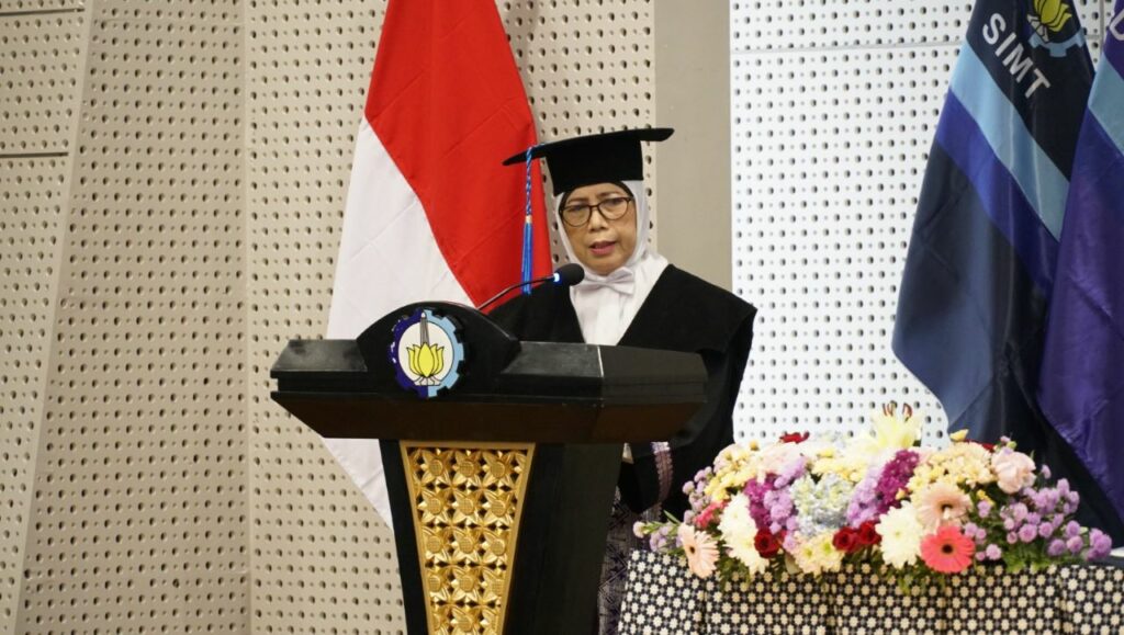 Prof Dra Ratna Ediati MS PhD saat menyampaikan orasi ilmiahnya pada ...