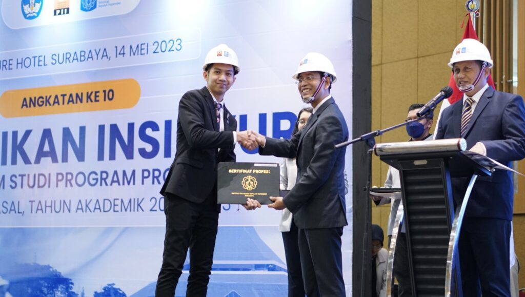 Prosesi penyerahan sertifikat profesi secara simbolis kepada lulisan ...