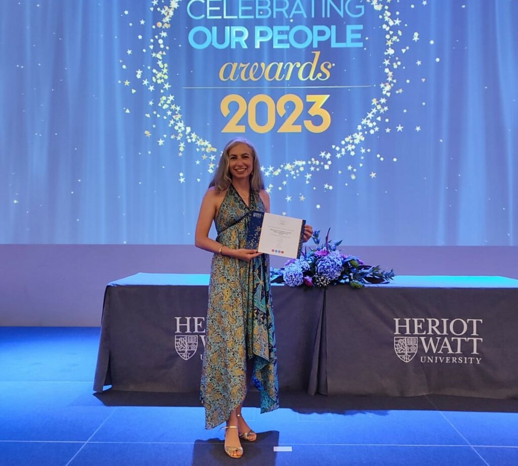 Perwakilan tim proyek kolaborasi dari Heriot-Watt University Dr Claudia Aravena saat menerima ...