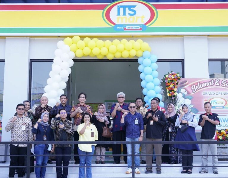 Rektor ITS dan jajaran pimpinan ITS usai memotong pita yang menjadi ...