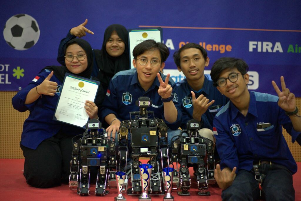 Tim Robot ITS Borong 24 Penghargaan di FIRA RoboWorld Cup 2023 - ITS News