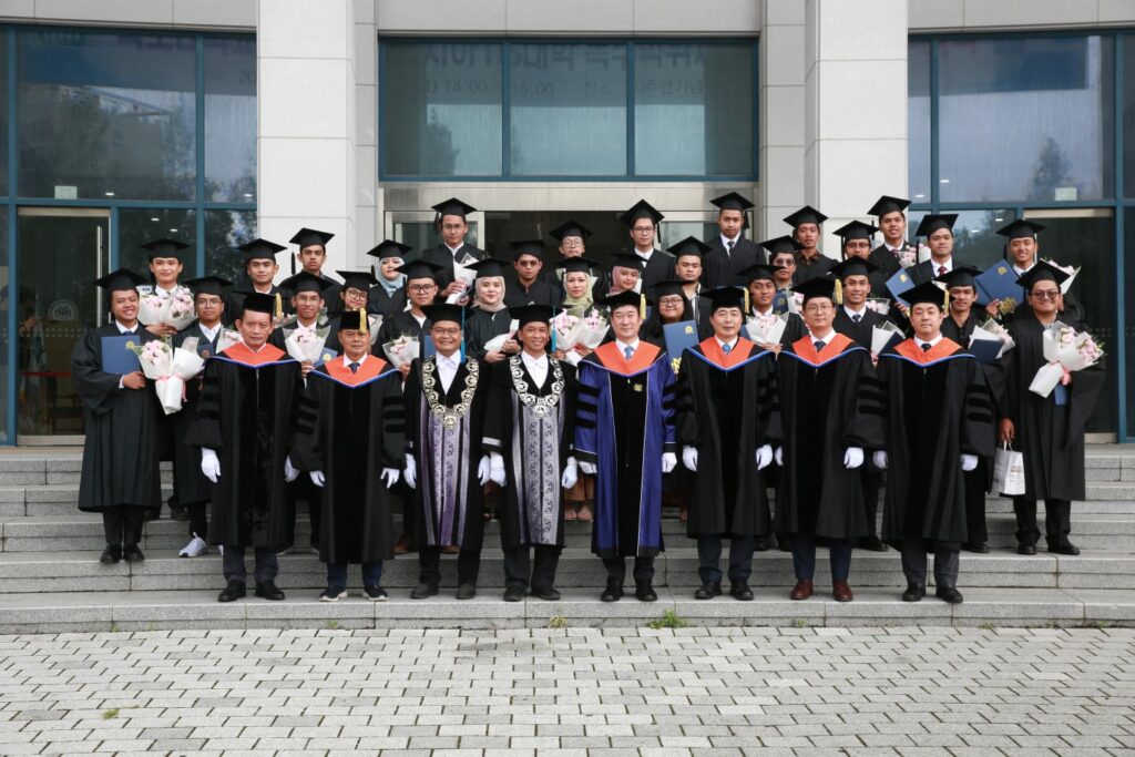 Jajaran pimpinan dan dosen ITS bersama para wisudawan program joint ...