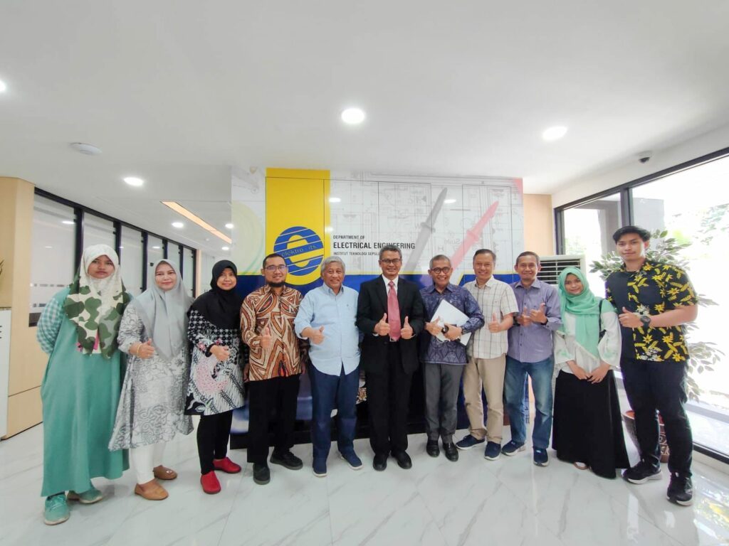 Inspiratif! Ayah dan Anak Kompak Lulus Bersama di ITS - ITS News