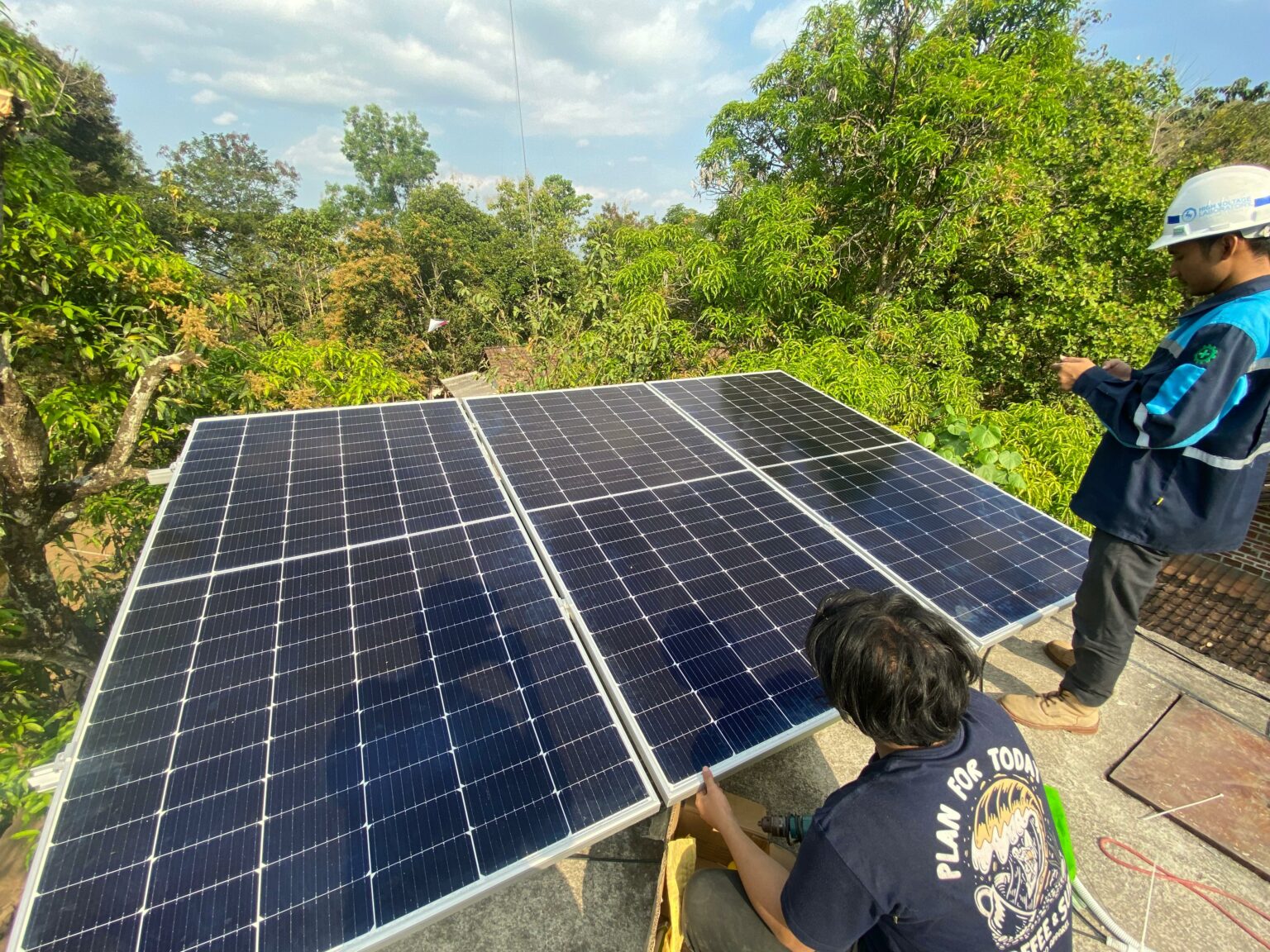 Tunjang Kebutuhan Air Warga, Abmas ITS Rancang PLTS Terpadu - ITS News