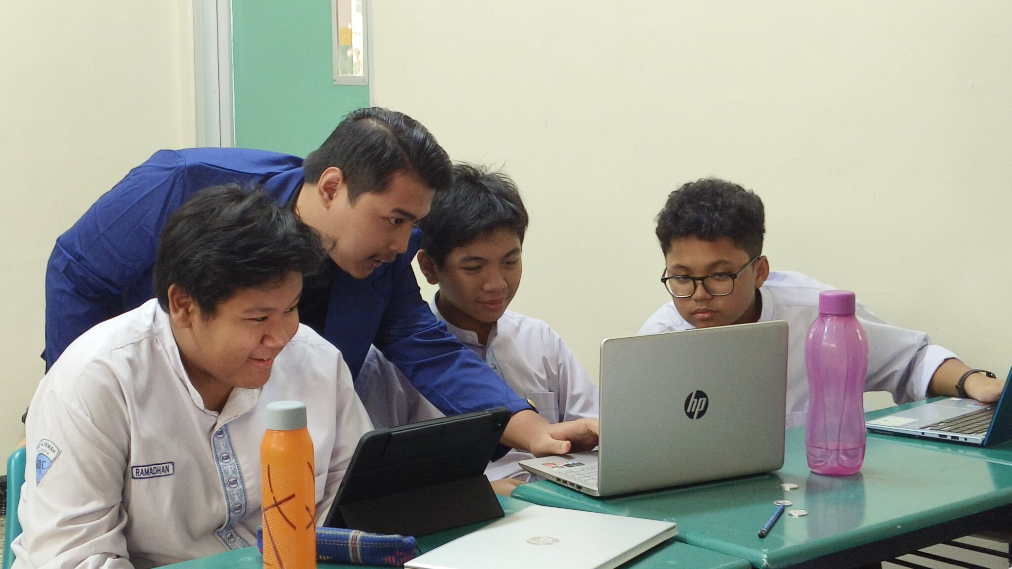 Tim Abmas ITS Latih Pemrograman Web untuk Siswa SMP - ITS News