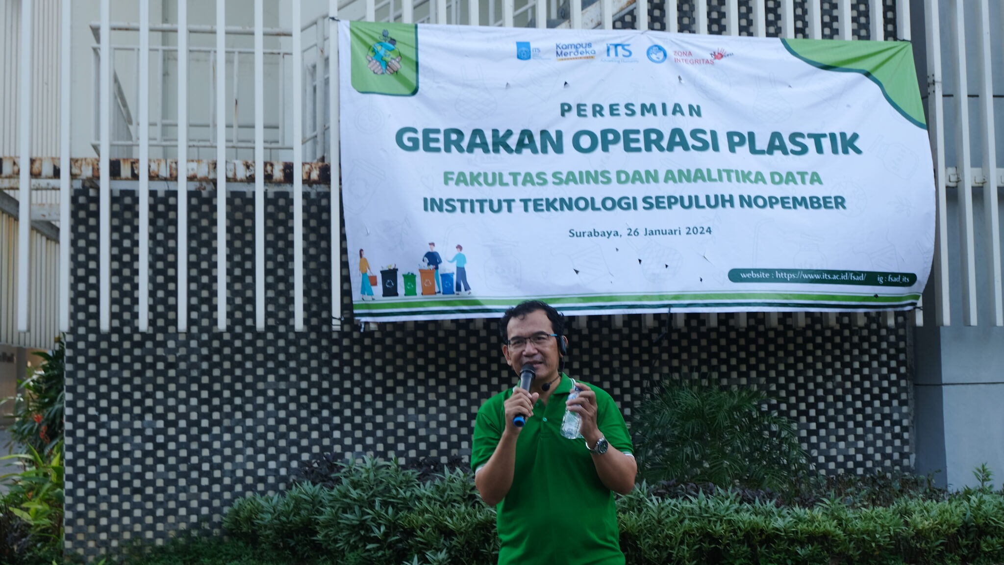 FSAD ITS Luncurkan Aksi Rawat Lingkungan lewat Operasi Plastik - ITS News
