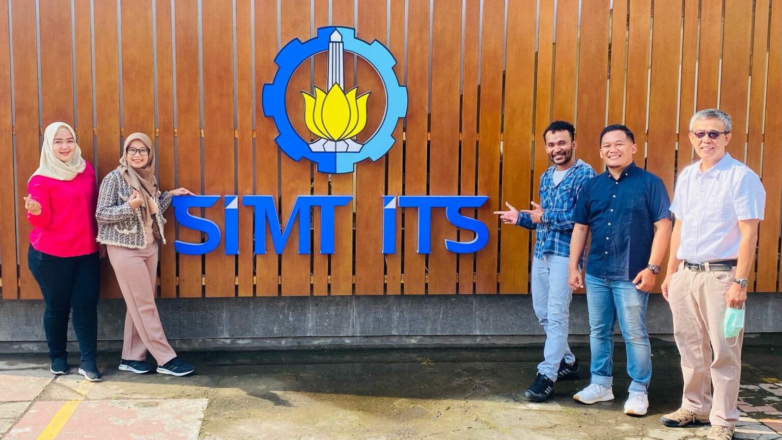 M Yusef Tiansyah (paling kanan) bersama rekan kuliah magister di Sekolah Interdisiplin Manajemen ...