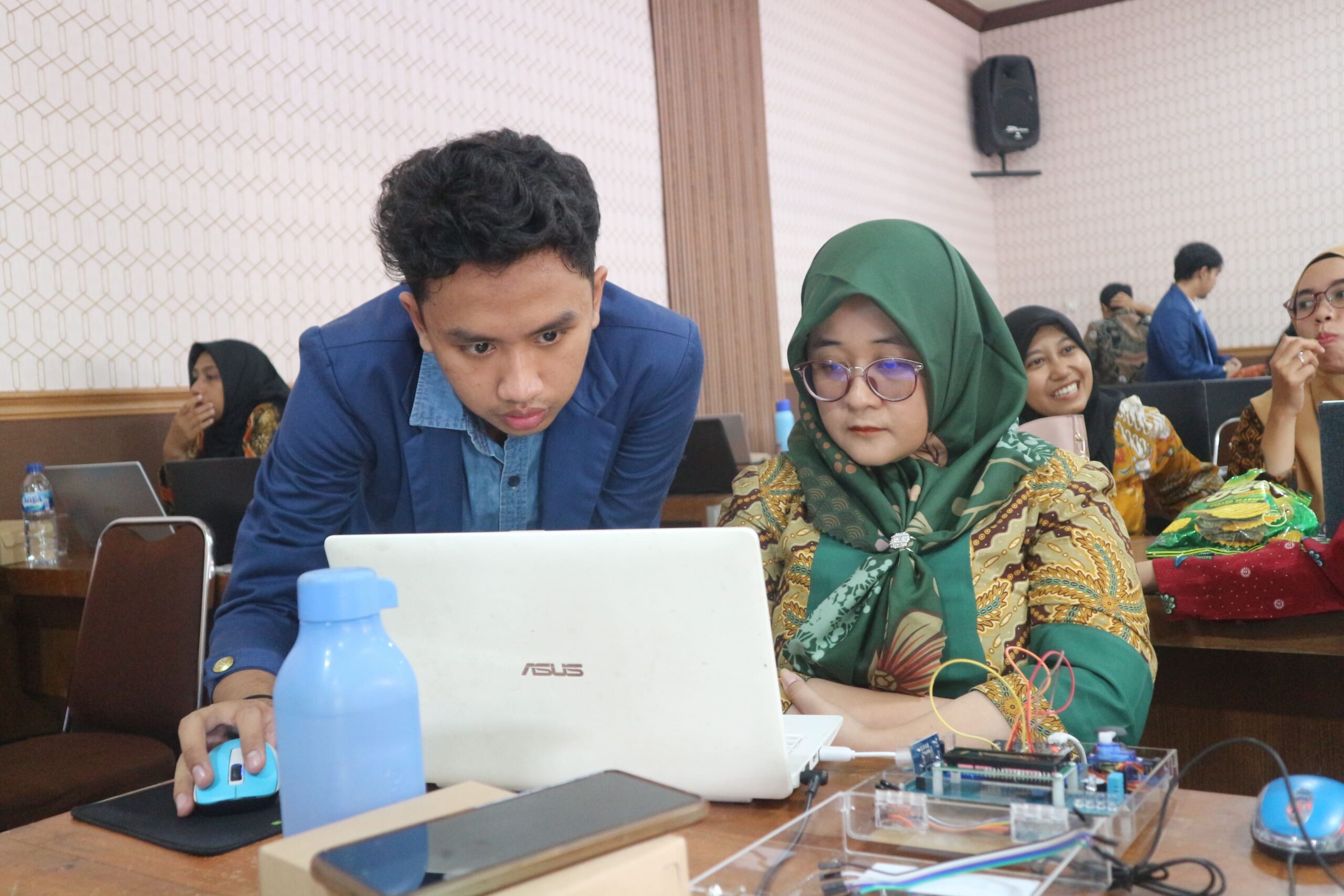 KKN Abmas ITS Gelar Pelatihan Software Pembelajaran Interaktif - ITS News