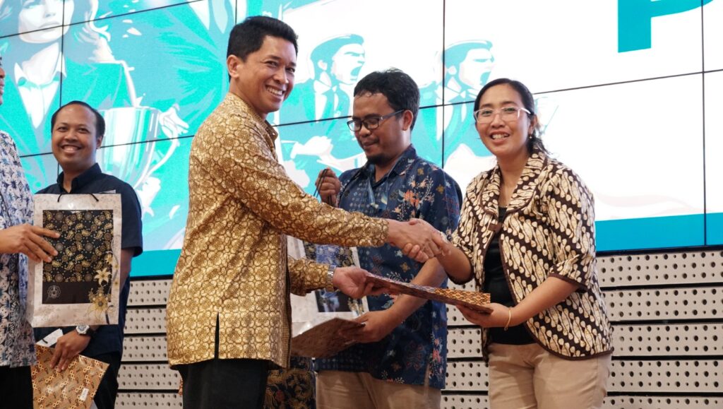 ITS Berikan Anugerah Kejuaraan pada Penutupan Liga PKM 2024 - ITS News