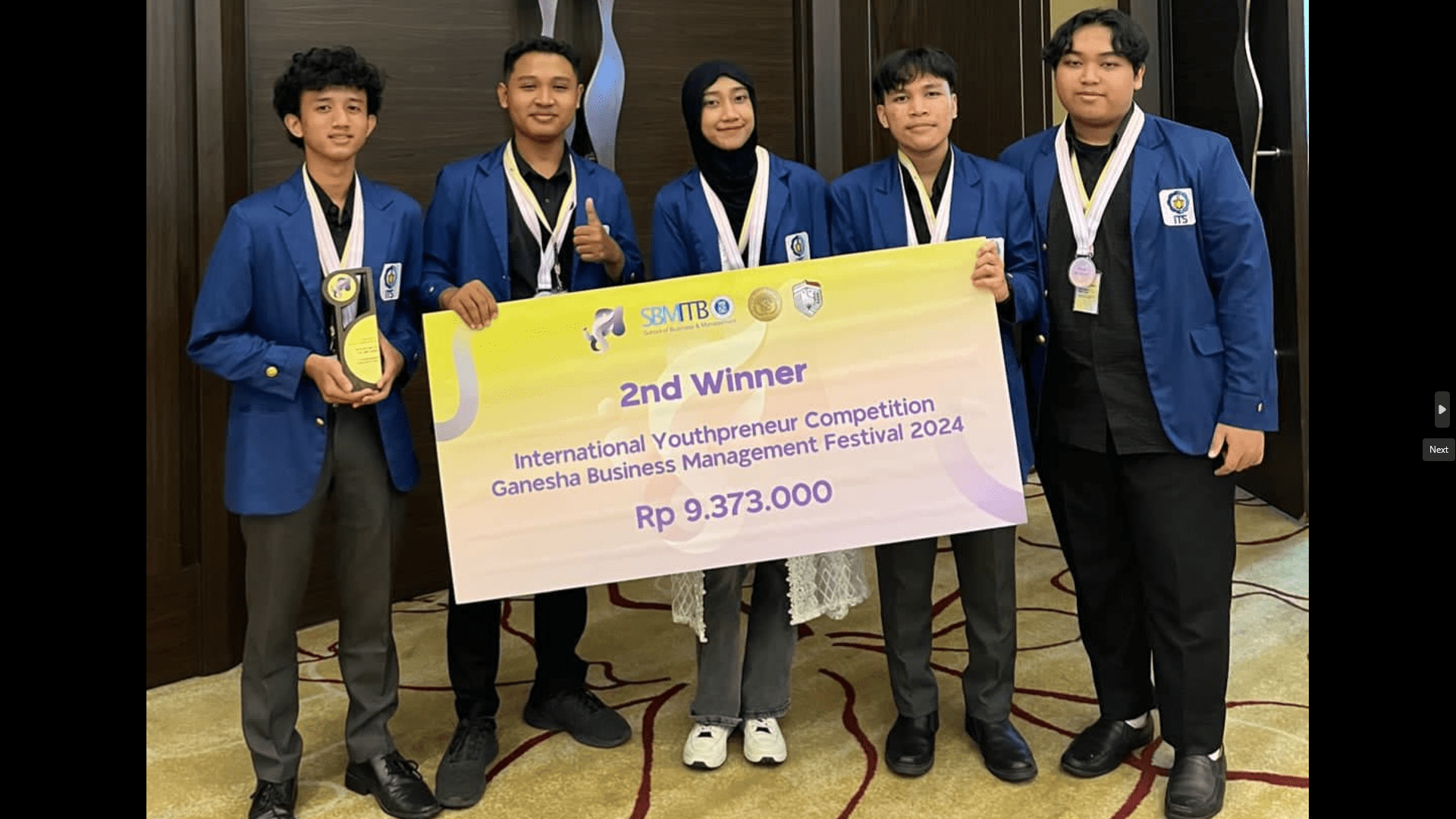 Anggota Tim Chozz ITS (dari kiri) Rafindita Sumar Ramadhan, Fadhel ...