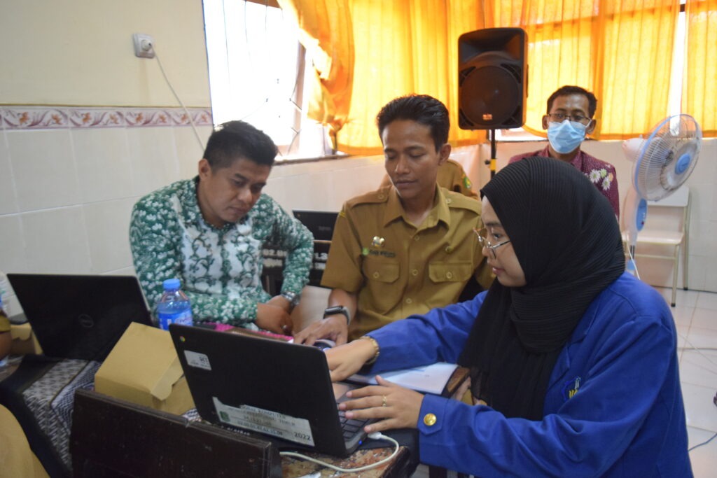 KKN Abmas ITS Kenalkan Desain Grafis untuk Pembelajaran - ITS News