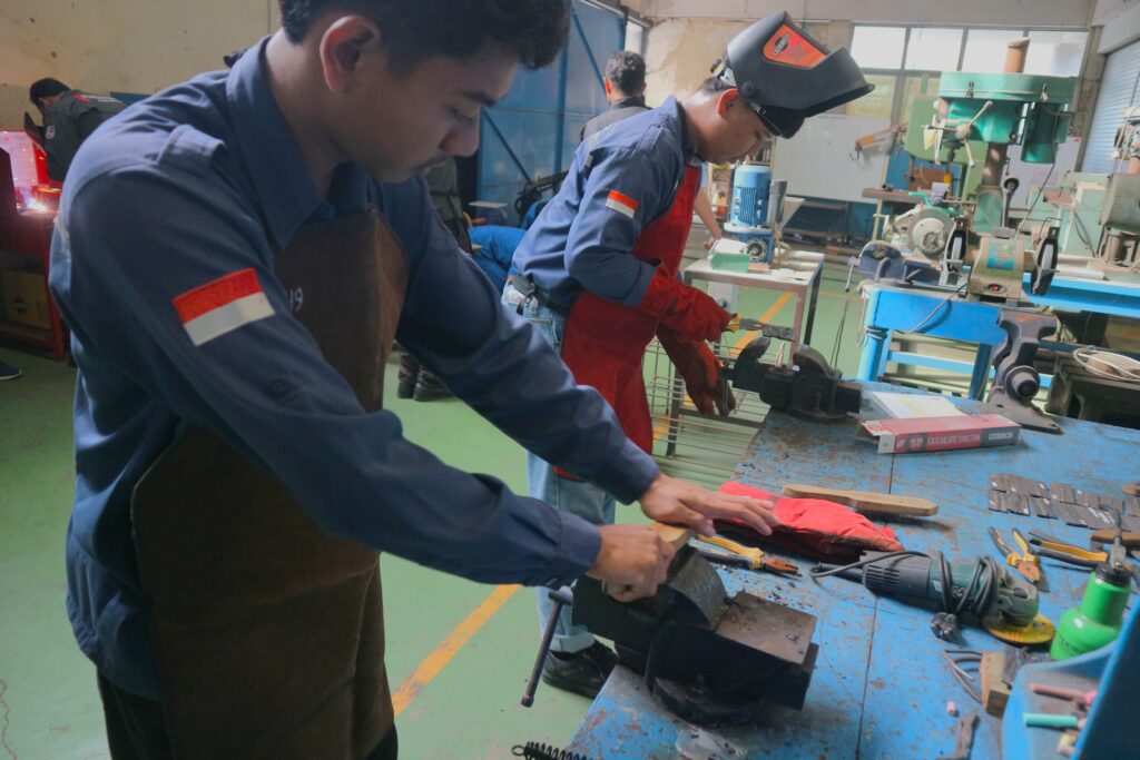Teknik Mesin ITS Beri Pelatihan Mengelas untuk Pelajar dan Masyarakat ...