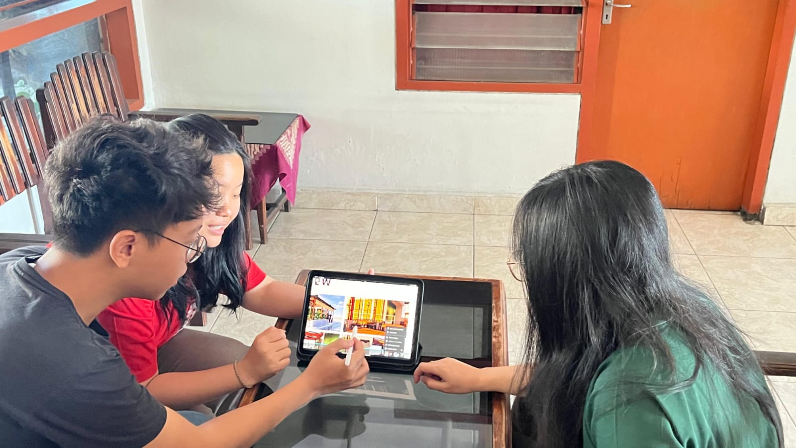 KKN Abmas ITS Rancang Warung Makan Bernuansa Budaya Modern - ITS News