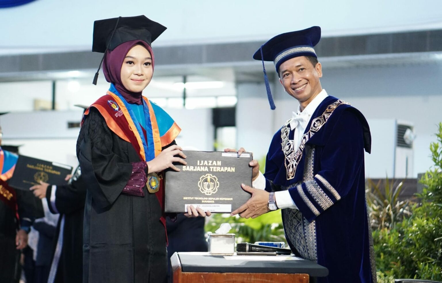 Dua Wisudawan Diploma Terbaik ITS Kompak Raih IPK 3,88 - ITS News