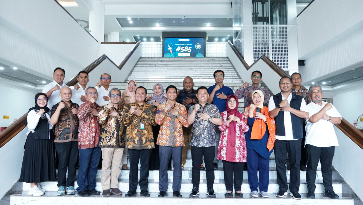 Jajaran pimpinan ITS dan PT Pupuk Kalimantan Timur saat berkunjung di ...