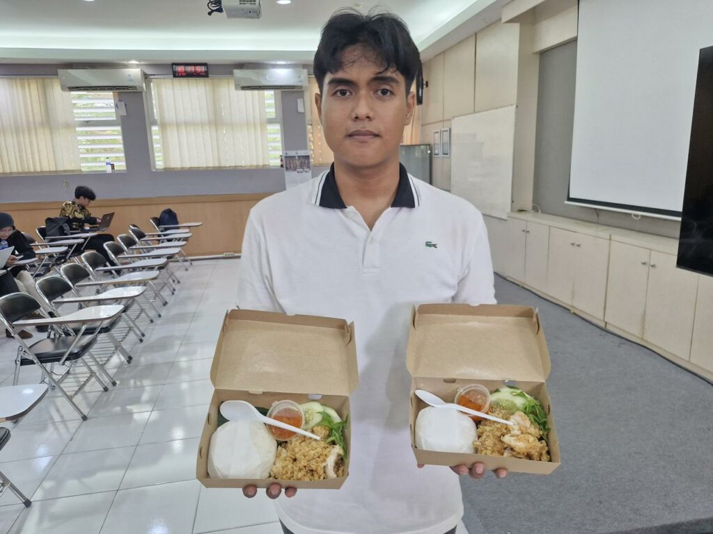 Inspiratif, Semangat Mahasiswa ITS Bantu Ortu dengan Jual Ayam Geprek - ITS News