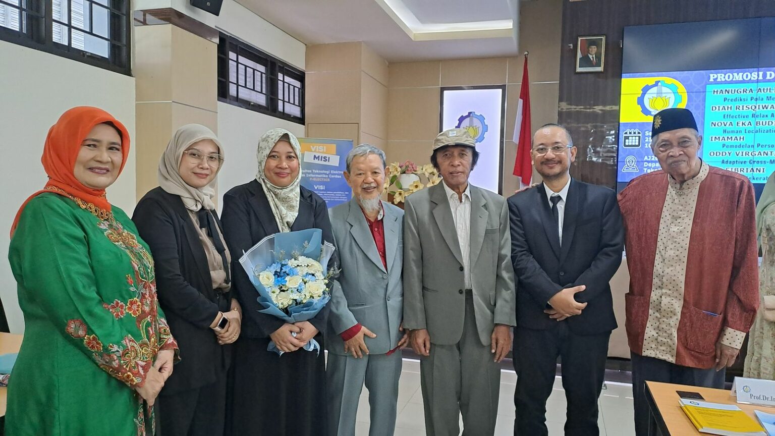 Setia dalam Suka dan Duka, Pasutri Wisuda Doktor Bersama di ITS - ITS News