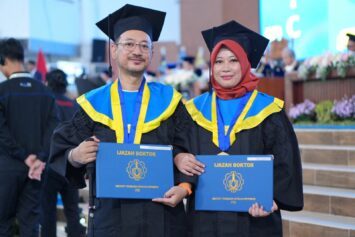 Setia dalam Suka dan Duka, Pasutri Wisuda Doktor Bersama di ITS - ITS News