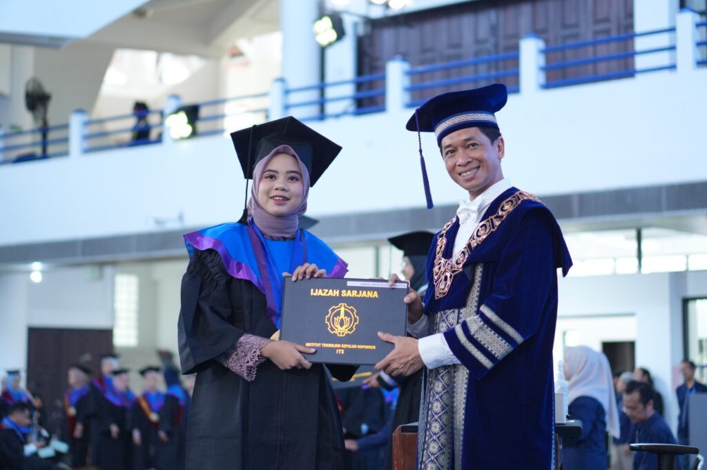 Termuda dan Tertua, Perjalanan Lintas Generasi di Wisuda ke-131 ITS - ITS News