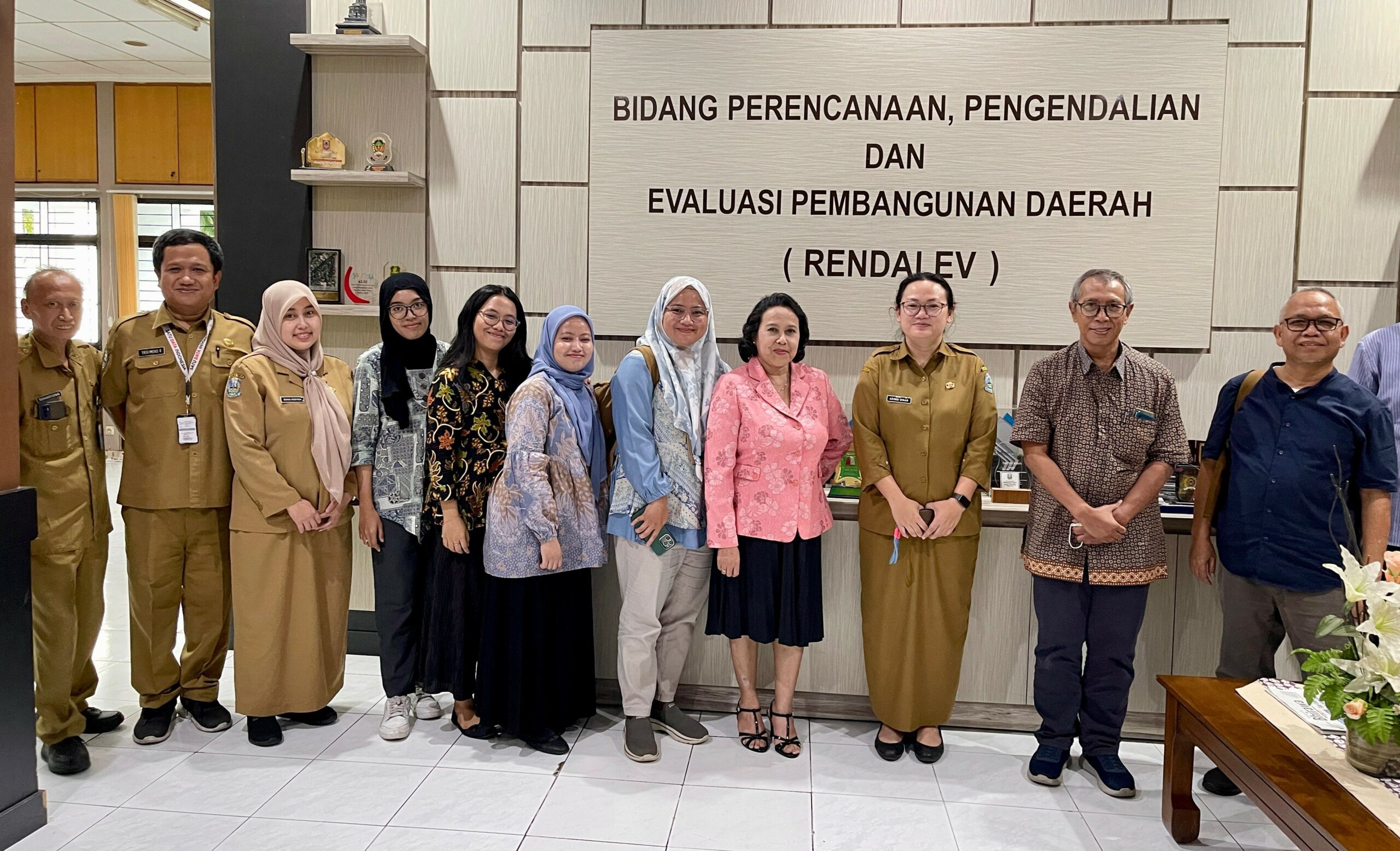 Presentasi Lapdal Penyusunan Analisa dan Proyeksi Indikator Makro ...