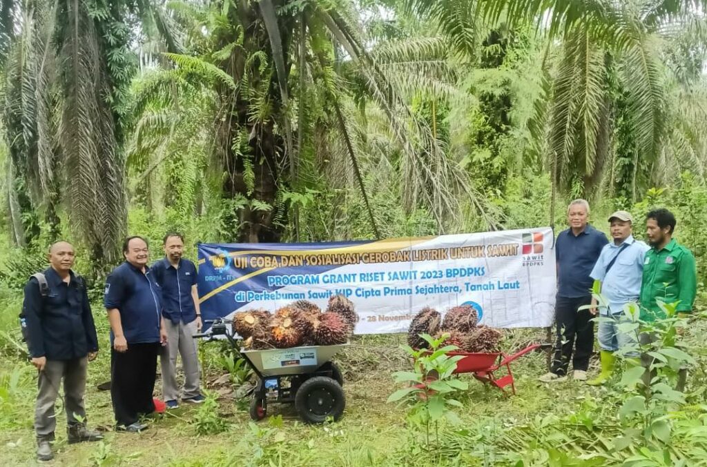 Uji coba gerobak listrik di perkebunan sawit Jorong, Tanah Laut, Kalsel ...