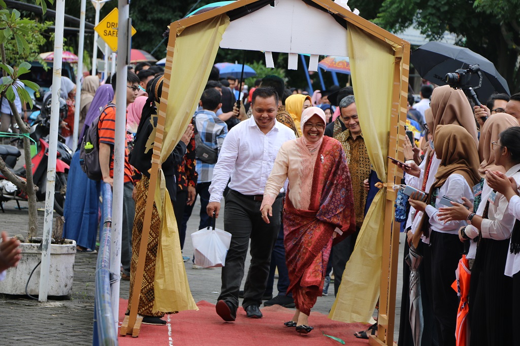 Mayor of Surabaya Happy Smile Graduation 117th ITS, Thank You ...