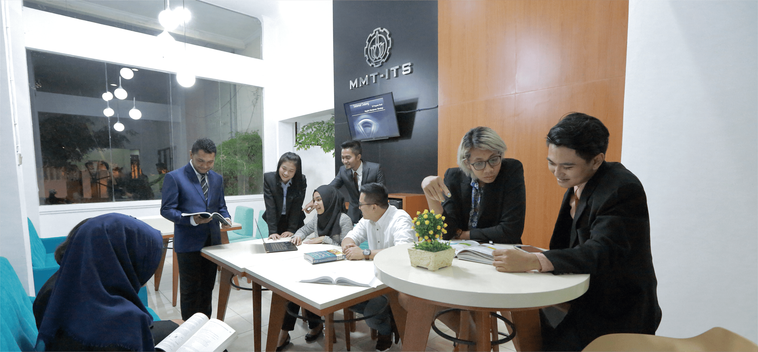 Beranda - Sekolah Interdisiplin Manajemen dan Teknologi