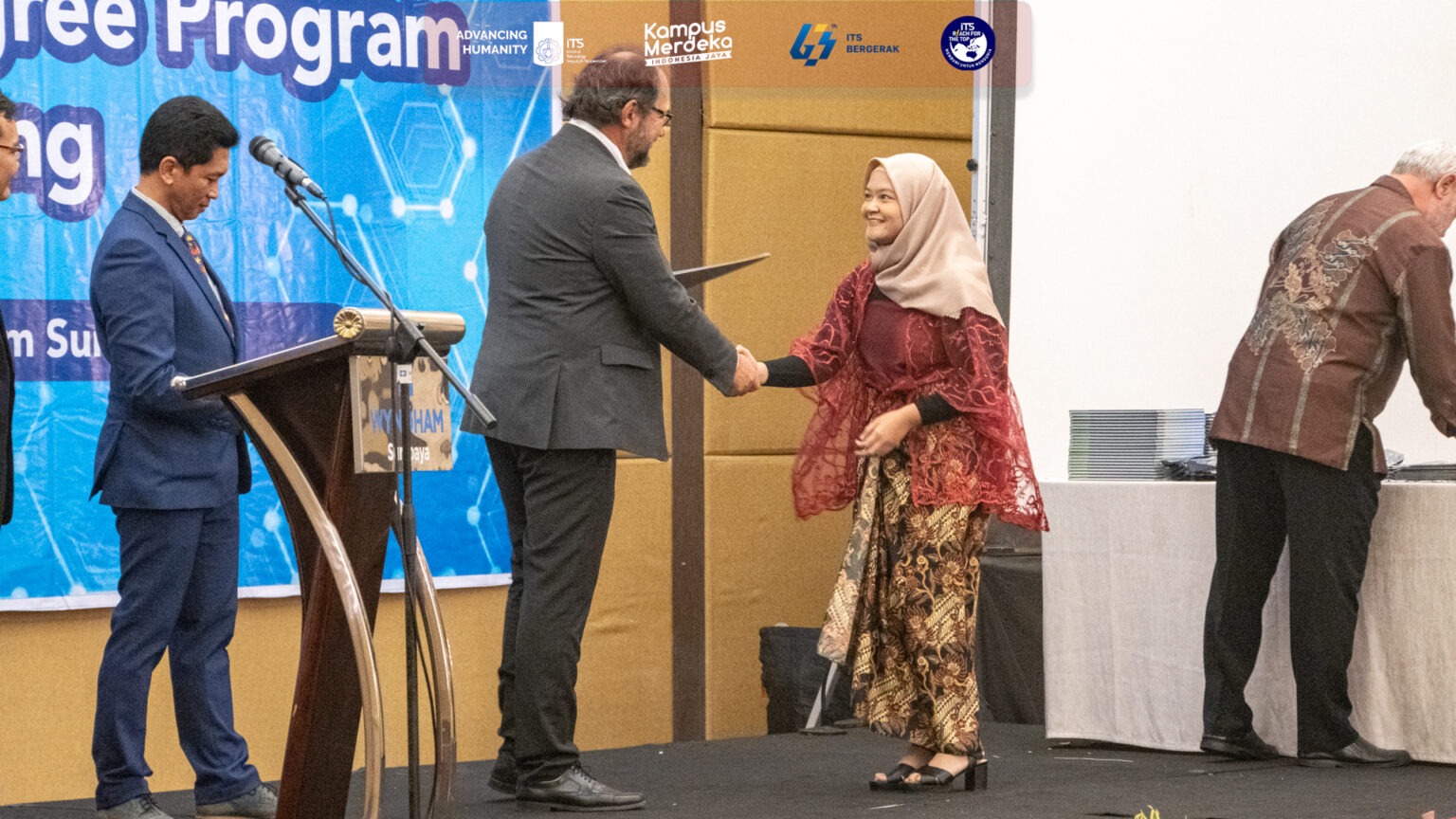 Program Double Degree Pendidikan Sarjana S1 - Departemen Teknik Sistem ...