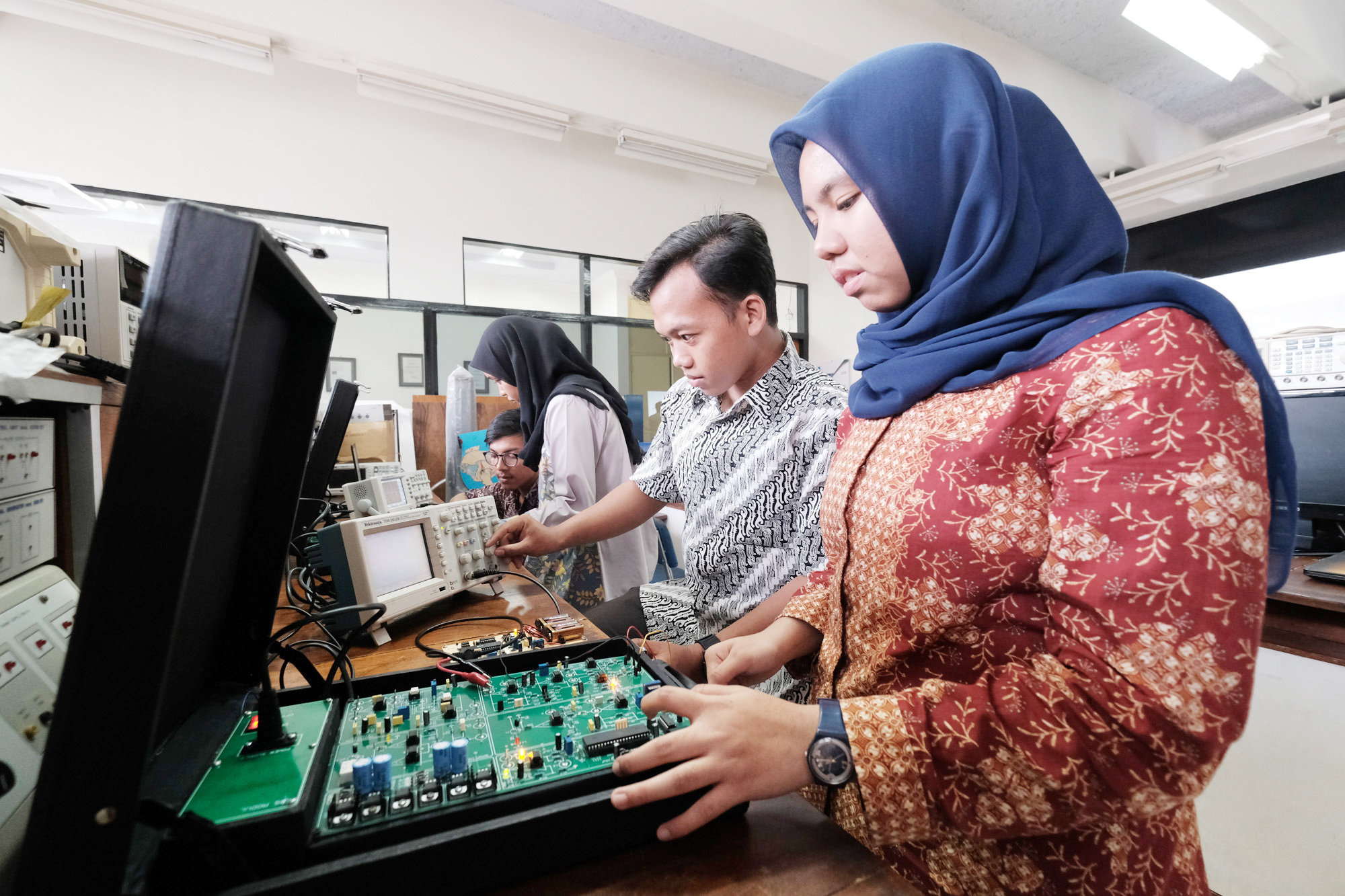 Instrumentasi dan Pengolahan Sinyal Biomedika - Departemen Teknik Biomedik